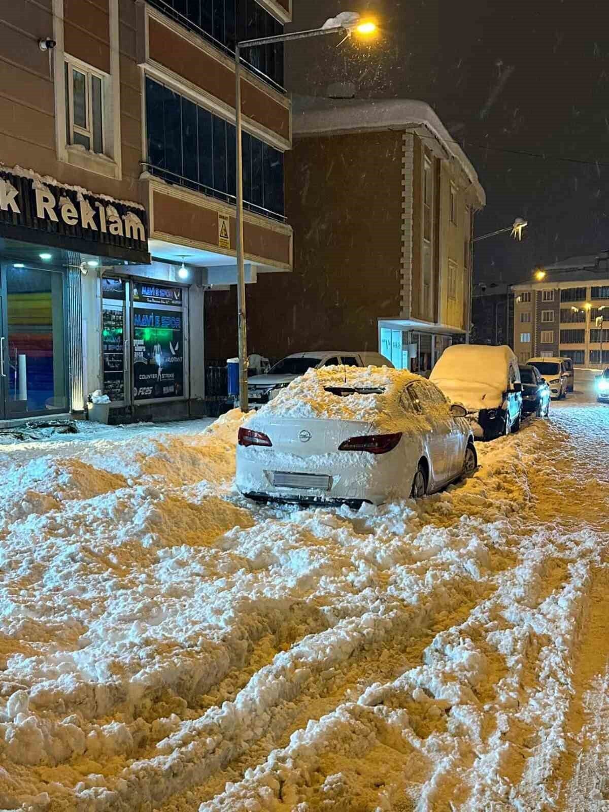 Çatıdan düşen kar kütlesi park halindeki otomobile zarar verdi - Yerköy ...